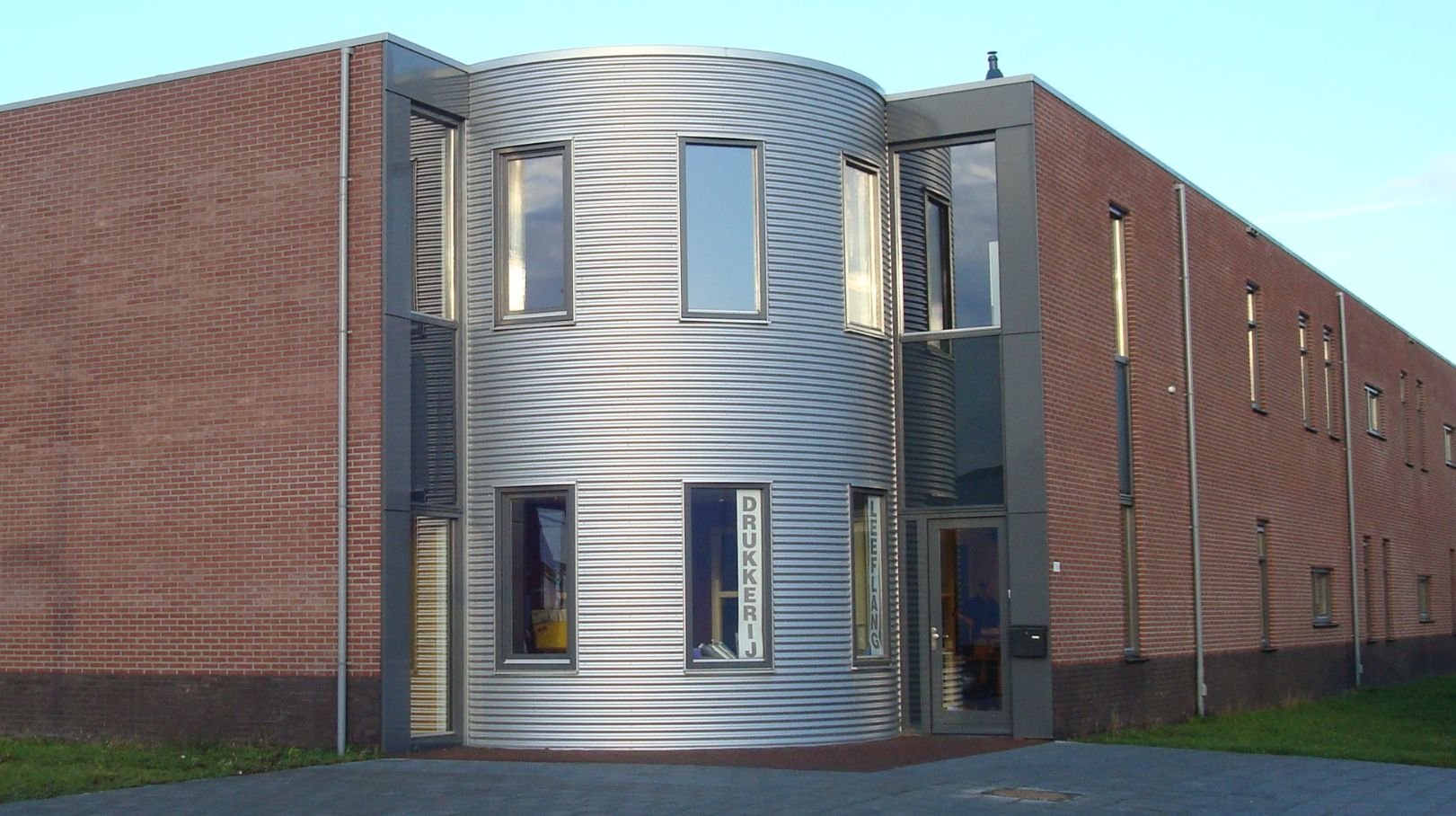 Hassink neemt Drukkerij Leeflang over en stapt daarmee in de farma