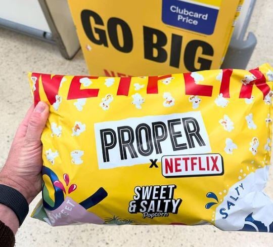 Streamen en snacken met pillow pack van Netflix & Proper Snacks